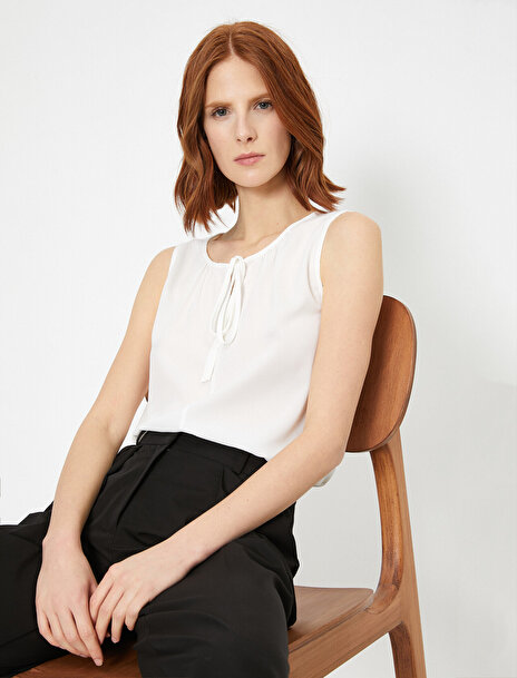 Koton Kadın Yakası Bağlama Detaylı Etek Ucu Asimetrik Atlet