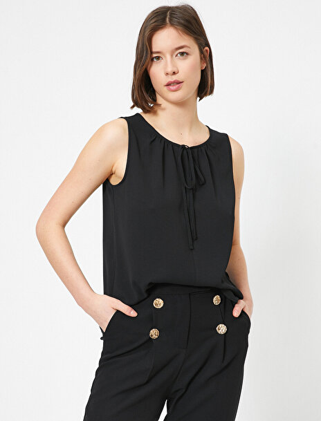 Koton Kadın Yakası Bağlama Detaylı Etek Ucu Asimetrik Atlet