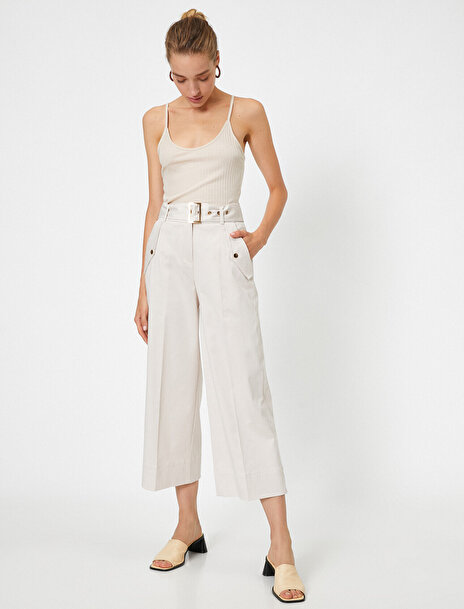 Koton Kadın Normal Bel Cep Detaylı Kısa Paça Pantolon Koton Kadın Normal Bel Cep Detaylı Kısa Paça Pantolon