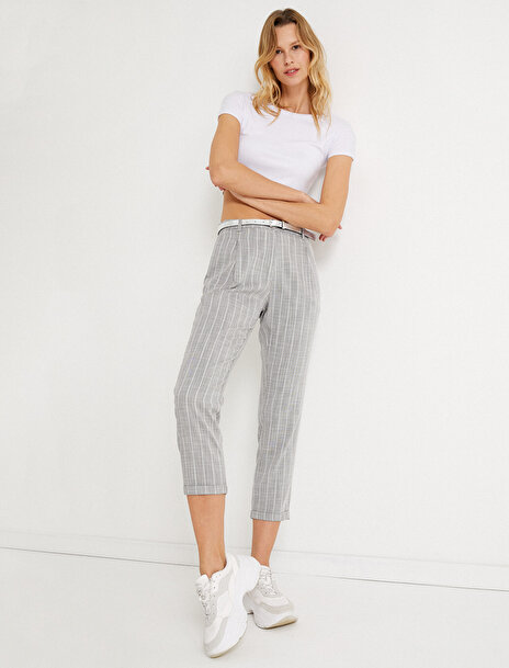 Koton Kadın Kemer Detaylı Pilili Havuç Pantolon Koton Kadın Kemer Detaylı Pilili Havuç Pantolon