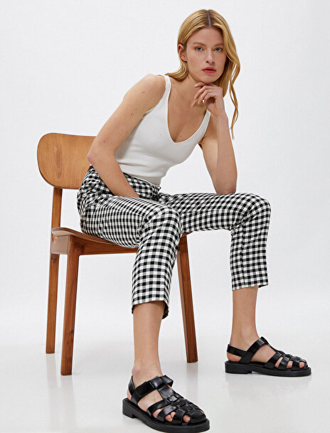 Koton Kadın Kemer Detaylı Siyah Ekoseli Pantolon