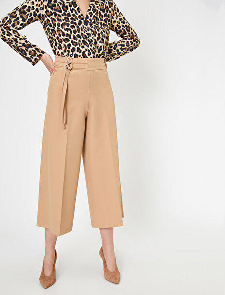 Koton Kadın Kontrast Bel Detaylı Kısa Paça Pantolon Koton Kadın Kontrast Bel Detaylı Kısa Paça Pantolon