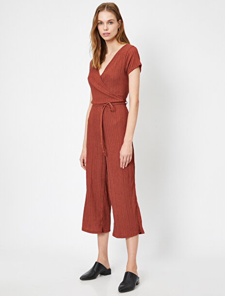 Koton Kadın V Yaka Belden Bağlama Detaylı Standart Kesim Midi Boy Tulum Koton Kadın V Yaka Belden Bağlama Detaylı Standart Kesim Midi Boy Tulum