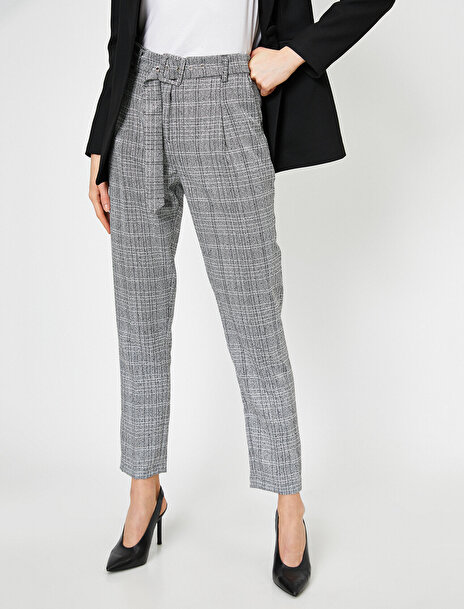 Koton Kadın Kemer Detaylı Ekoseli Havuç Pantolon Koton Kadın Kemer Detaylı Ekoseli Havuç Pantolon