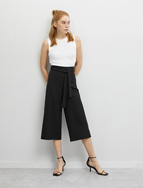 Koton Kadın Kısa Paça Dökümlü Pantolon