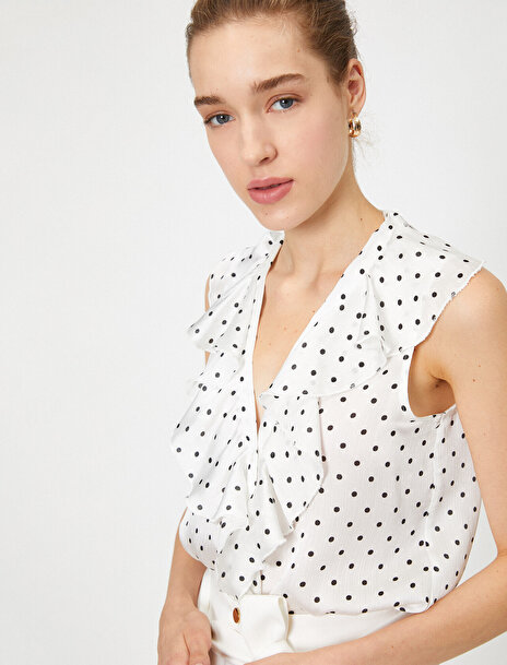 Koton Kadın V Yaka Kolsuz Fırfır Detaylı Puantiyeli Bluz