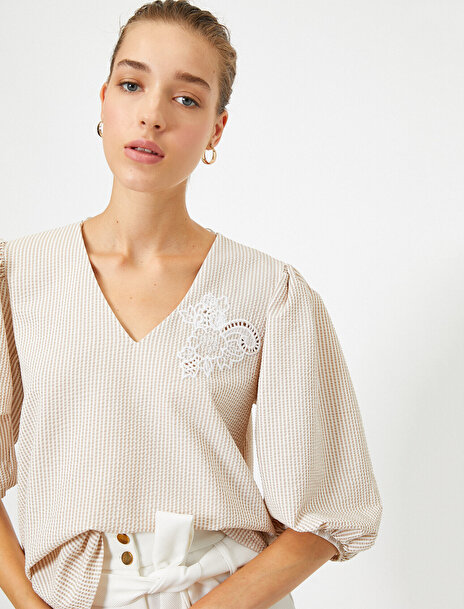 Koton Kadın Çizgili İşlemeli V Yaka Bluz