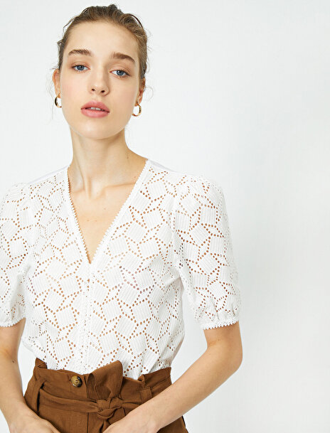 Koton Kadın V Yaka Kısa Kollu Dantel Detaylı Bluz