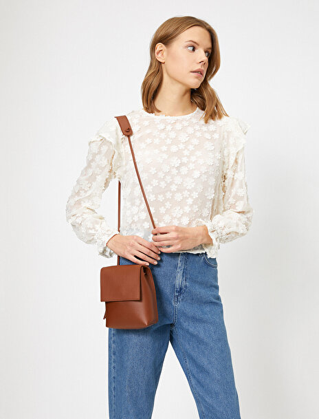Koton Kadın Uzun Kollu Çiçek İşlemeli Volanlı Bluz Koton Kadın Uzun Kollu Çiçek İşlemeli Volanlı Bluz