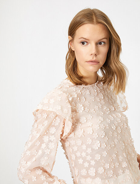 Koton Kadın Uzun Kollu Çiçek İşlemeli Volanlı Bluz Koton Kadın Uzun Kollu Çiçek İşlemeli Volanlı Bluz