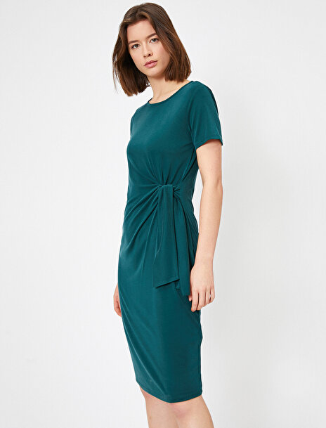 Koton Kadın Büzgü Detaylı Bisiklet Yaka Midi Boy Elbise