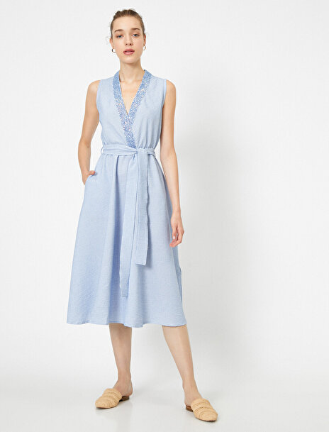 Koton Kadın V Yaka Kolsuz İşlemeli Beli Bağlamalı Midi Elbise