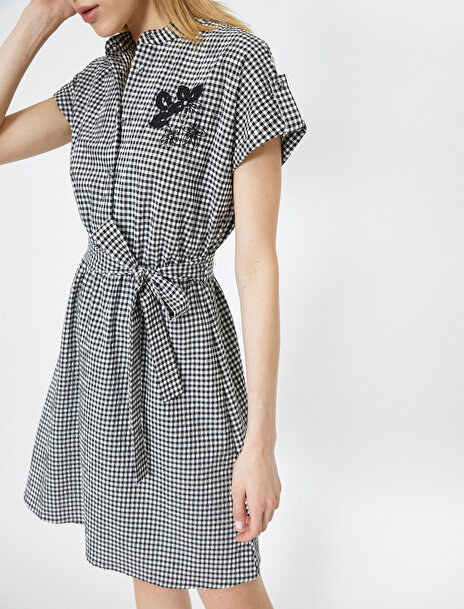 Koton Kadın Yakası İşlemeli Pötikare Desenli Kısa Kollu Elbise Koton Kadın Yakası İşlemeli Pötikare Desenli Kısa Kollu Elbise