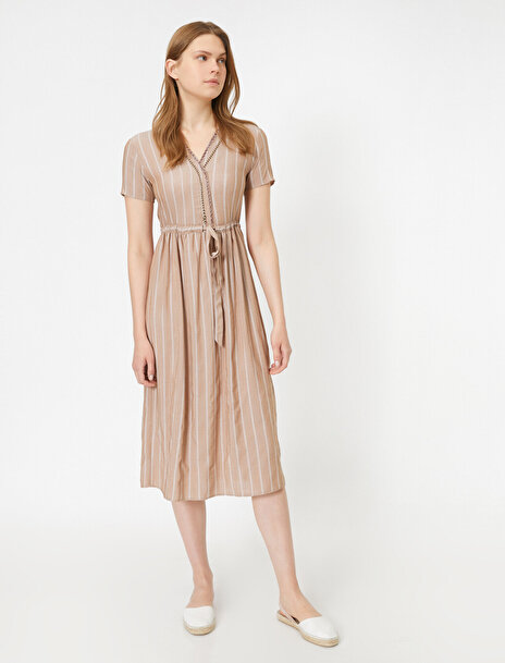 Koton Kadın V Yaka Kısa Kollu Beli Bağlamalı Çizgili Midi Elbise