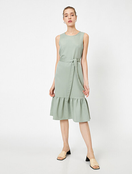 Koton Kadın Bisiklet Yaka Kolsuz Beli Bağlamalı Fırfır Detaylı Midi Elbise