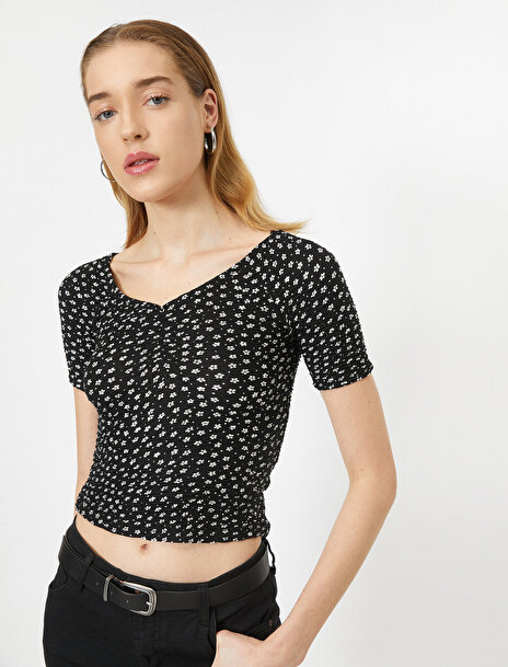 Koton Kadın Oyuk Yaka Desenli Kısa Kol Tişört