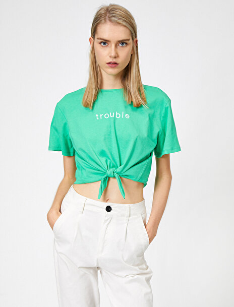 Koton Kadın Bisiklet Yaka Beli Bağlamalı Slogan Baskılı Kısa Kol Tişört