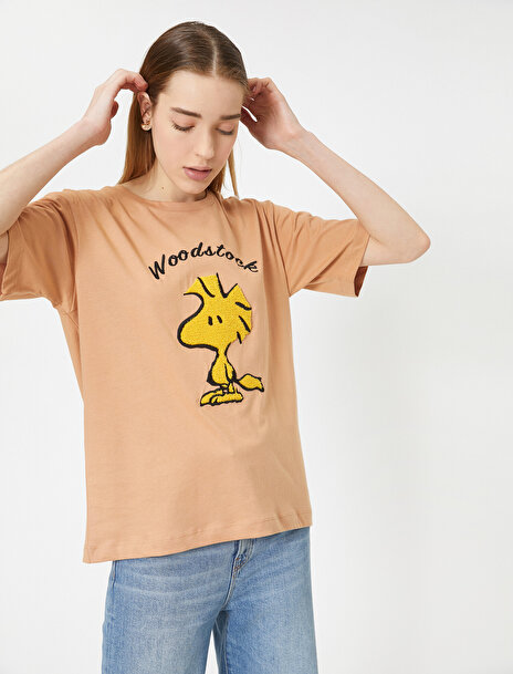 Koton Kadın Snoopy Baskılı Bisiklet Yaka Kısa Kollu Lisanslı Tişört Koton Kadın Snoopy Baskılı Bisiklet Yaka Kısa Kollu Lisanslı Tişört
