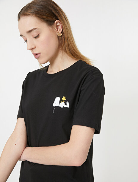 Koton Kadın Snoopy Baskılı Bisiklet Yaka Lisanslı Tişört Koton Kadın Snoopy Baskılı Bisiklet Yaka Lisanslı Tişört
