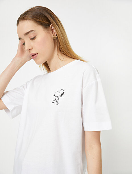 Koton Kadın Snoopy Baskılı Bisiklet Yaka Kısa Kollu Lisanslı Tişört Koton Kadın Snoopy Baskılı Bisiklet Yaka Kısa Kollu Lisanslı Tişört