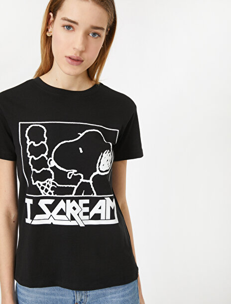 Koton Kadın Snoopy Baskılı Bisiklet Yaka Lisanslı Tişört Koton Kadın Snoopy Baskılı Bisiklet Yaka Lisanslı Tişört