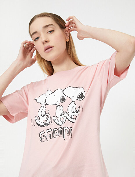 Koton Kadın Snoopy Baskılı Bisiklet Yaka Lisanslı Tişört Koton Kadın Snoopy Baskılı Bisiklet Yaka Lisanslı Tişört
