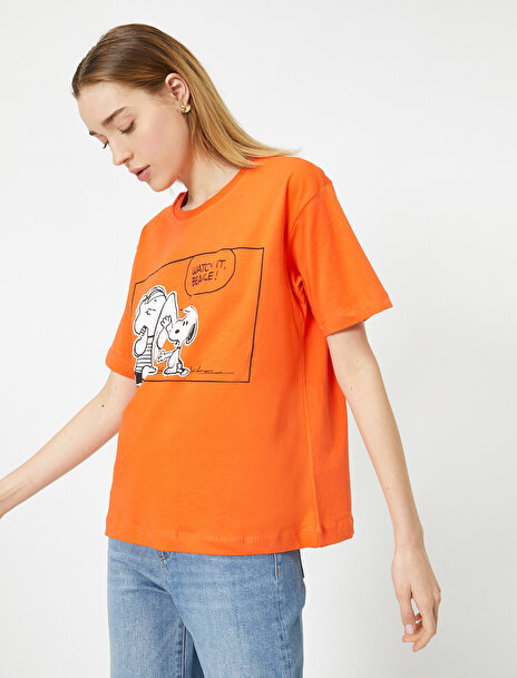 Koton Kadın Snoopy Baskılı Bisiklet Yaka Lisanslı Tişört Koton Kadın Snoopy Baskılı Bisiklet Yaka Lisanslı Tişört
