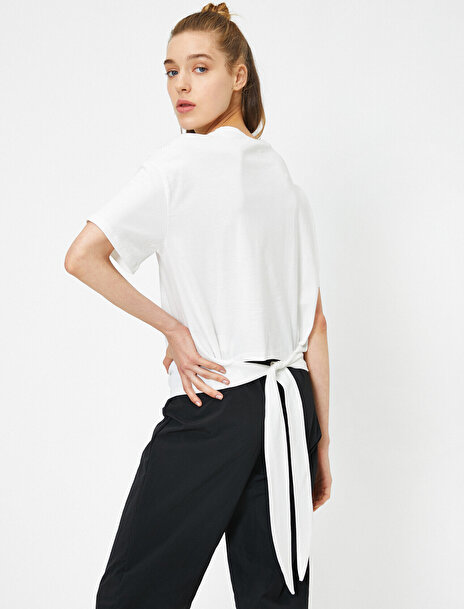 Koton Kadın Kısa Kollu Arkası Bağlama Detaylı Bisiklet Yaka Tişört