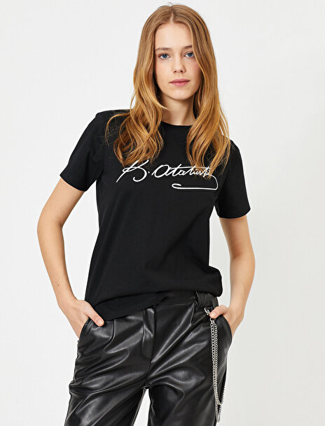 Koton Kadın Bisiklet Yaka Atatürk İmzası Baskılı Kısa Kol Tişört