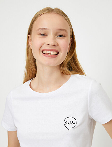 Koton Kadın Pamuklu Kısa Kollu Bisiklet Yaka Yazı İşlemeli Tişört