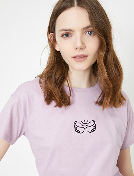 Koton Kadın Bisiklet Yaka Minimal Nakışlı Kısa Kol Tişört