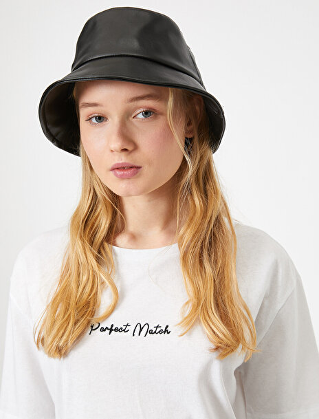 Koton Kadın Bisiklet Yaka Minimal Nakışlı Kısa Kol Tişört