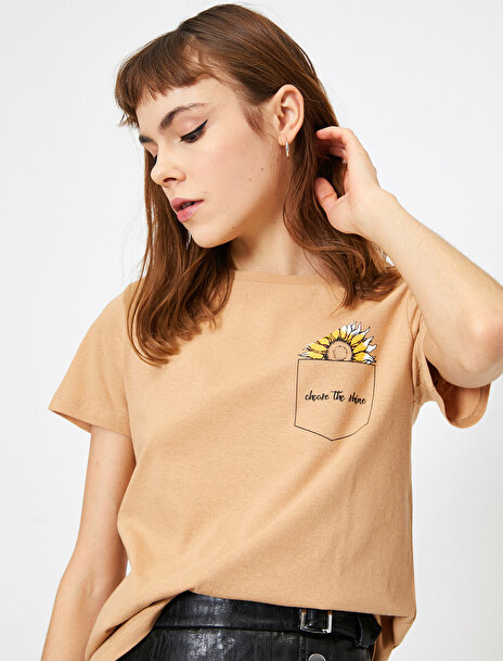 Koton Kadın Bisiklet Yaka Göğüs Baskılı Kısa Kol Tişört