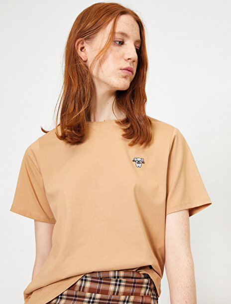 Koton Kadın Bisiklet Yaka Minimal Nakışlı Kısa Kol Tişört