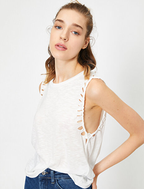 Koton Kadın Bisiklet Yaka Kolsuz Yırtık Detaylı Tişört