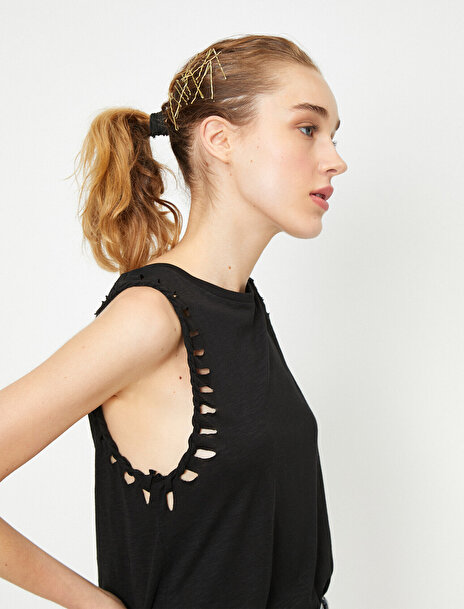 Koton Kadın Bisiklet Yaka Kolsuz Yırtık Detaylı Tişört