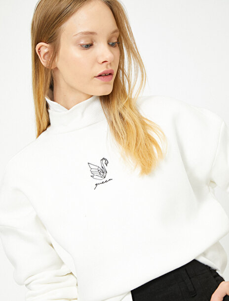 Koton Kadın Dik Yaka Minimal Nakışlı Sweatshirt