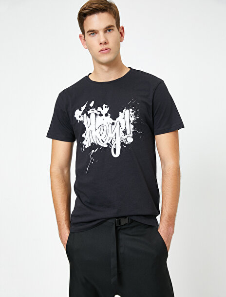 Koton Erkek Bisiklet Yaka Sıçratma Yazılı Baskılı Slim Fit Tişört