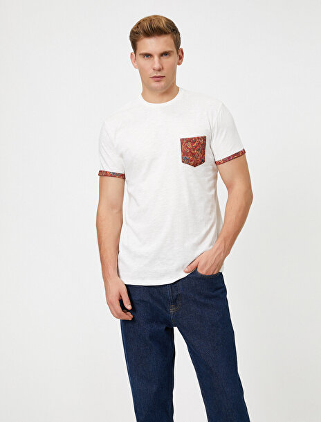 Koton Erkek Bisiklet Yaka Kol Ucu ve Cebi Desenli Tişört