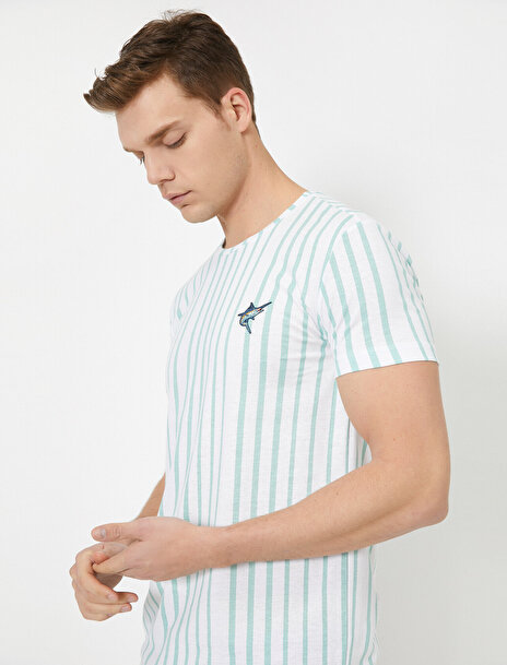 Koton Erkek Bisiklet Yaka Kısa Kollu Çizgi Detaylı İşlemeli Tişört