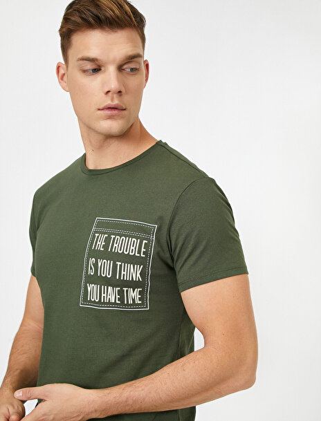 Koton Erkek Bisiklet Yaka Cep Görünümlü Yazılı Baskılı Slim Fit Tişört