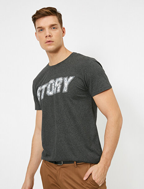 Koton Erkek Bisiklet Yaka Kamuflaj Desenli Yazılı Baskılı Slim Fit Tişört Koton Erkek Bisiklet Yaka Kamuflaj Desenli Yazılı Baskılı Slim Fit Tişört