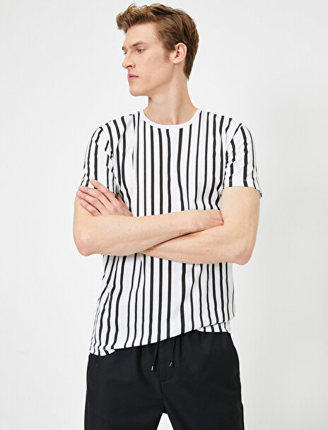 Koton Erkek Bisiklet Yaka Çizgili Baskılı Slim Fit Tişört