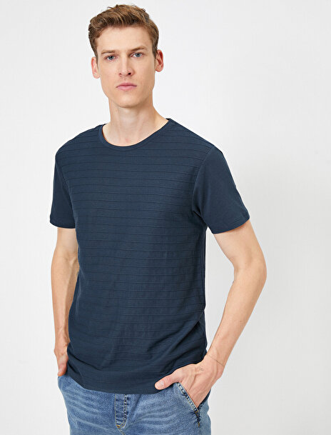 Koton Erkek Bisiklet Yaka Çizgili Özel Kumaş Slim Fit Tişört