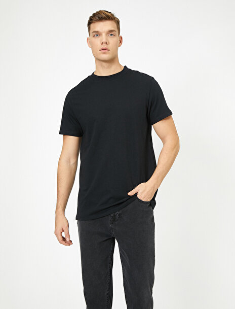 Koton Erkek Yüksek Yaka Rahat Kesim Basic Tişört Koton Erkek Yüksek Yaka Rahat Kesim Basic Tişört