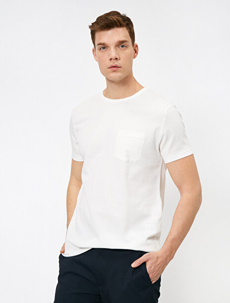 Koton Erkek Bisiklet Yaka Cep Detaylı Dokulu Kumaş Slim Fit Tişört