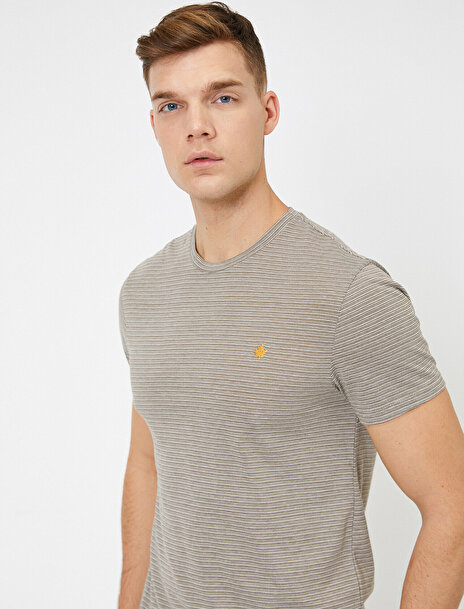 Koton Erkek Bisiklet Yaka Çizgili Göğsü İşlemeli Slim Fit Tişört