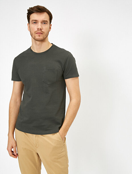 Koton Erkek Bisiklet Yaka Çizgili Desenli Cep Detaylı Slim Fit Tişört Koton Erkek Bisiklet Yaka Çizgili Desenli Cep Detaylı Slim Fit Tişört