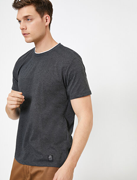 Koton Erkek Bisiklet Yaka Etek Ucu Süs Etiketli Regular Fit Tişört Koton Erkek Bisiklet Yaka Etek Ucu Süs Etiketli Regular Fit Tişört