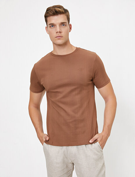 Koton Erkek Bisiklet Yaka Kolu Şerit Detaylı Slim Fit Tişört Koton Erkek Bisiklet Yaka Kolu Şerit Detaylı Slim Fit Tişört